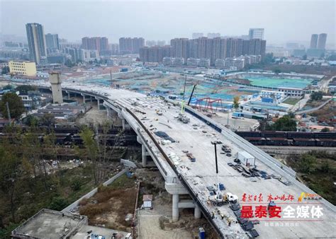 泰安市住房和城乡建设局 工作动态 灵山大街跨辛泰铁路桥梁主体搭建完成，争取年底前实现主干道通车