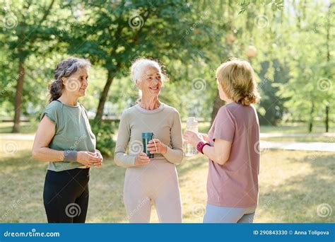 Mujeres Mayores Reunidas En El Parque Para Hacer Ejercicio Foto De
