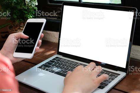 남자 손에 노트북 컴퓨터와 스마트폰 템플릿 배경까지 모의 대 한 빈 화면 입력 비즈니스 기술 및 라이프 스타일 배경 개념 검색에