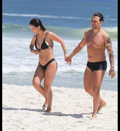 Foto Gabi Brandt E Saulo Poncio Aproveitaram Banho De Mar Na Praia Da