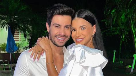 Curtindo férias Mariano e Jakelyne Oliveira trocam beijos na piscina e encantam Casalzão
