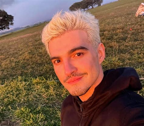 Jão Confirma Namoro Com Pedro Tófani Após Beijo Hz
