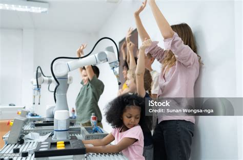 Stem 교실의 학생 그룹 Stem 주제에 대한 스톡 사진 및 기타 이미지 Stem 주제 개념 개발 Istock