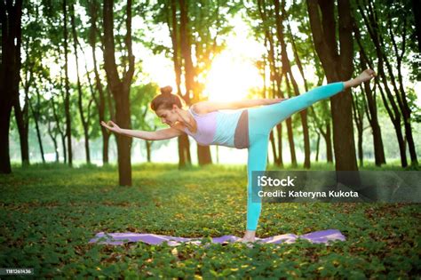젊은 스포츠 소녀는 녹색 여름 숲 요가 아산 자세에서 요가를 연습합니다 자연과의 명상과 단합 가냘픈에 대한 스톡 사진 및 기타 이미지 Istock
