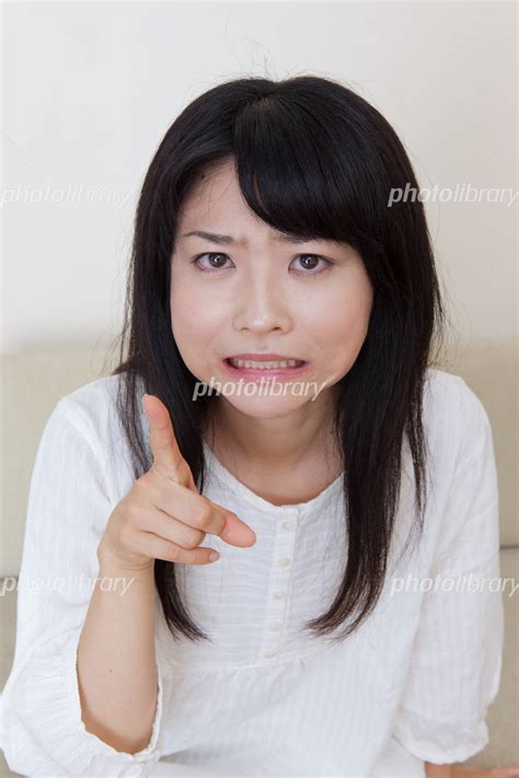 怒った顔の若い女性 写真素材 2283949 フォトライブラリー Photolibrary