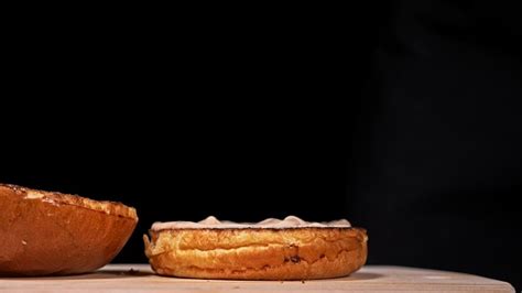 크래프트 버거는 검은 색 배경에서 요리하고 있습니다 소스 양상추 토마토 붉은 양파 피클 치즈 베이컨 에어 롤빵 및 대리석 고기 쇠고기로 구성됩니다 0명에 대한 스톡 사진 및