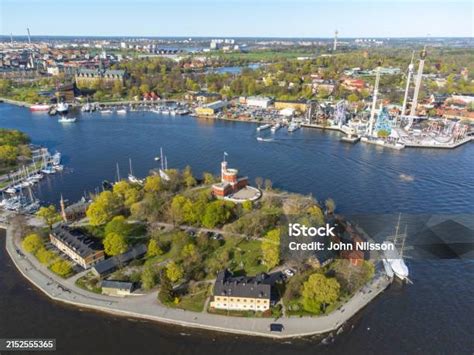 Kastellet Kastellholmen 및 스톡홀름 명소 및 놀이 공원 스웨덴 조감도 봄 꽃과 새로운 녹색 잎 밝은 하늘