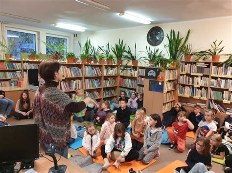 Noc Bibliotek 2022 To się musi powieść Szkoła Podstawowa nr 13