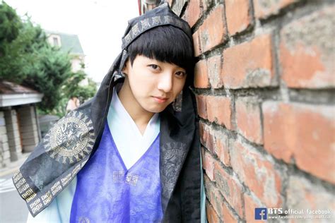 Bts 커뮤니티 포스트 ⭐︎今日は秋夕での写真を紹介しています。 最後はグクさんです 🐰 【 秋夕 With グクさん 】 [ 2014
