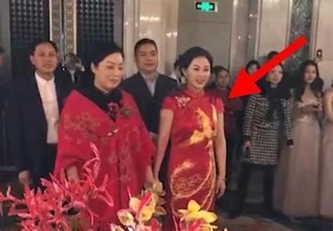 最年轻婆婆走红，新娘满脸委屈，吃瓜群众：婆婆来抢风头的吧