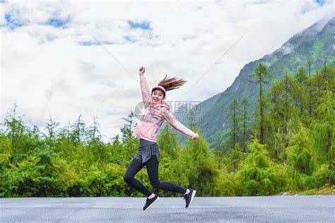 运动跳跃的女生高清图片下载 正版图片501394063 摄图网