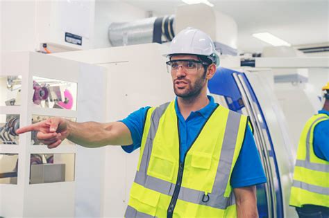 공장 산업용 제어 기장 Cnc 기계를 사용하는 도우미 25 29세에 대한 스톡 사진 및 기타 이미지 25 29세 30 34세 Cnc 장치 Istock