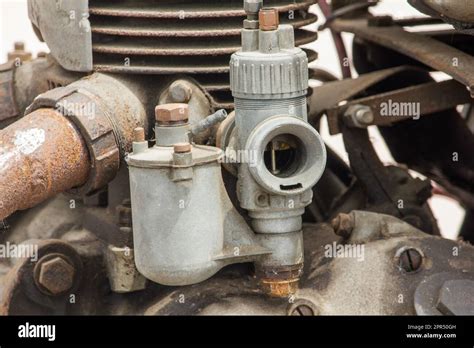Vieux Carburateur Dans Le Moteur D Une Voiture Ancienne Pendant De