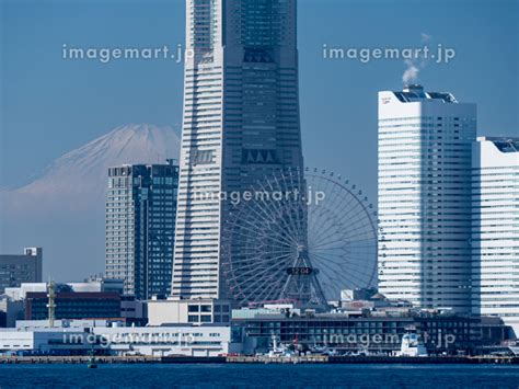 大黒ふ頭からの横浜みなとみらい方面と富士山 1月の写真素材 [207929796] イメージマート