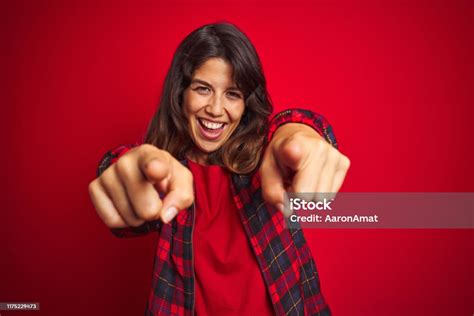 빨간 고립 된 배경 위에 서서 손을 잡고 슬프고 두려움 표현으로 중지 제스처를하고있는 젊은 아름다운 여성 부끄럽고 부정적인 개념 가리기에 대한 스톡 사진 및 기타 이미지