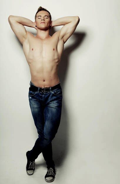 Retrato De Moda Sexy De Un Modelo Masculino Caliente En Jeans Elegantes