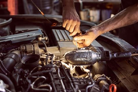 Reparando o motor diesel chave de fenda e lanterna ajudando a visão aproximada do motor sujo