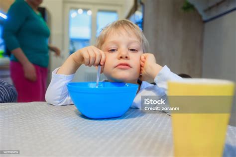 아침 식사를 위해 그릇에 우유와 함께 시리얼을 먹고 카메라를보고 금발 유아 가족에 대한 스톡 사진 및 기타 이미지 가족 보울 소년 Istock