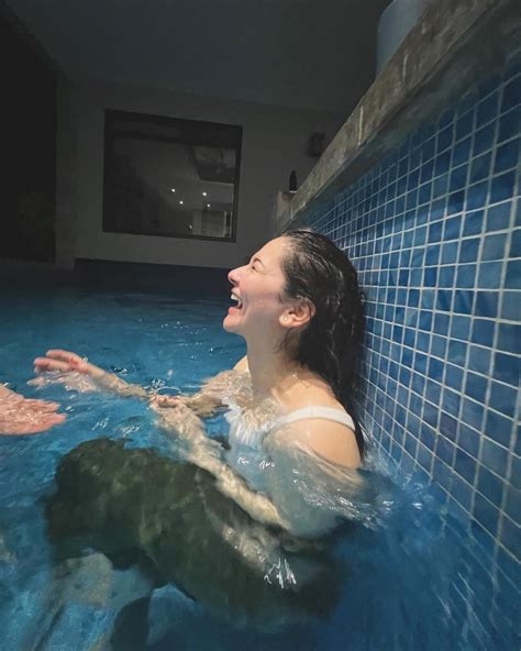Hania Aamir Leaves Fans In Awe With New Hot Pool Pictures Pakistan Observer