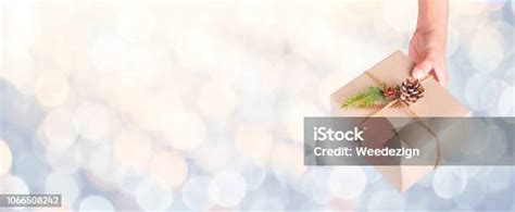 메리 크리스마스 선물 Diy 상자 파스텔 옐로우와 블루 스파클 배너 인사말 카드 선물 주는 휴일 계절에 Bokeh 빛 배경으로 모의 손 계절에 대한 스톡 사진 및 기타