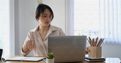 창의적인 사무실에서 노트북 컴퓨터로 작업하는 자신감 있는 젊은 여성 디자이너 사진 Unsplash의 태국 이미지