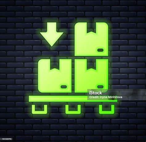 벽돌 벽 배경에 고립 된 팔레트 아이콘에 빛나는 네온 골판지 상자 깨지기 쉬운 표지판이있는 닫힌 판지 배달 포장 상자 벡터 나무 기둥에 대한 스톡 벡터 아트 및 기타 이미지