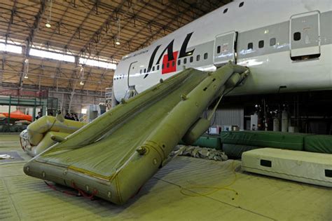 万が一の事態に備えて飛行機の客室乗務員が受けるめちゃくちゃ本格的な緊急脱出訓練をjal日本航空施設で体験してみた Gigazine