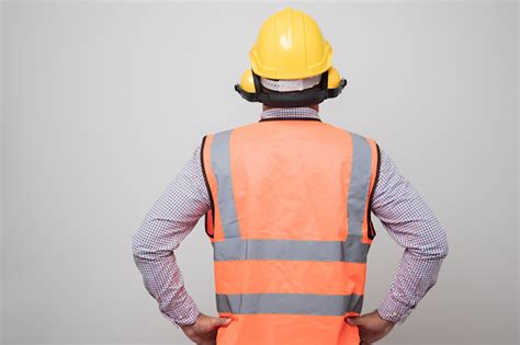 스튜디오에 서 있는 아시아 의 후방 토목 엔지니어 고립 된 흰색 배경에 단단한 모자를 쓰고 있는 작업자 사람들에 대한 스톡 사진 및 기타 이미지 Istock