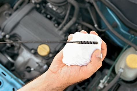 Jak sprawdzić poziom oleju w silniku Auto Świat