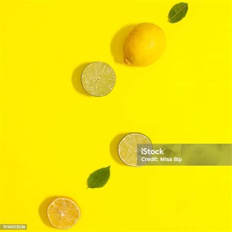 Irisan Lemon Segar Dan Susunan Jeruk Nipis Dengan Latar Belakang Kuning Konsep Buah Musim Panas
