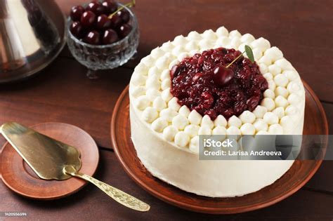비스킷 케이크 크림 치즈를 곁들인 체리 수플레 나무 배경에 체리 Confiture 클로즈업 0명에 대한 스톡 사진 및 기타 이미지 Istock