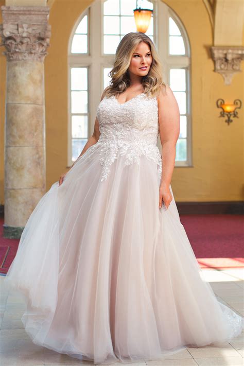 Aria Plus Size Romantic Lace Bridal Gown Michelle Bridal Mb2404