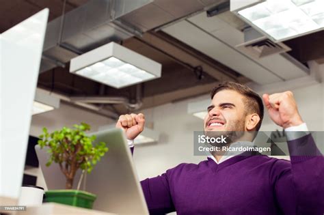 라틴계 남자 그의 사무실에서 그의 컴퓨터 앞에 앉아 뭔가 일에 잘 갔다 축 하 20 29세에 대한 스톡 사진 및 기타 이미지