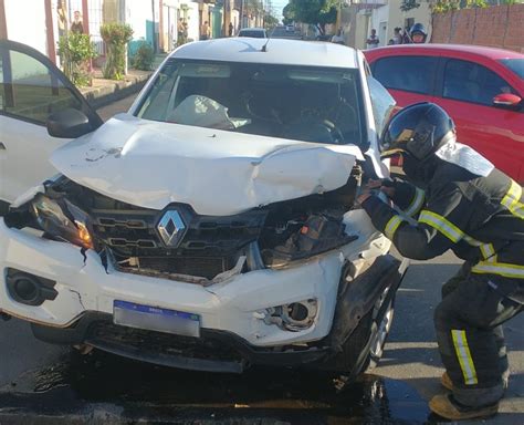Mulher Fica Presa às Ferragens Após Colisão Entre Carros No Piauí