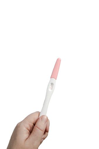 백색 배경 복사 공간 출산 가족 및 여성 개념에 고립 된 긍정적 인 임신 검사를 들고 있는 젊은 성인 여성 손 가족에 대한 스톡