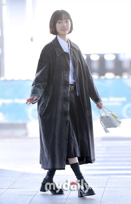 미우미우 패션쇼 참석차 출국하는 배우 이유미  연예이슈 수다방 네모판