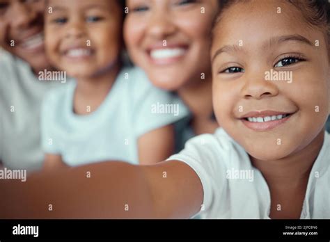 Gros Plan Dadorable Petite Fille Tenant Le Téléphone Et Prenant Selfie