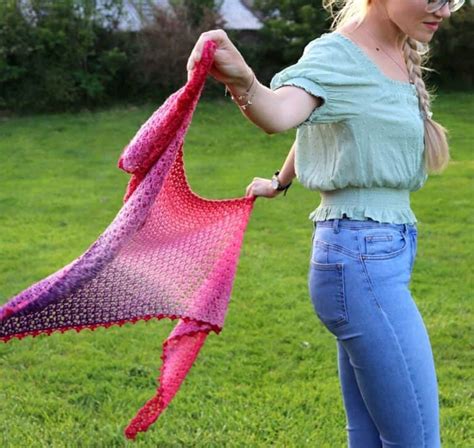 Easy Crochet Shawl Pattern In A Gradient Yarn Annie Design Crochet