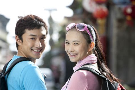 东方人成年人脸头脸颊两个人夫妻站笑微笑露齿笑横图竖图室外白天留白侧面爱情旅游度假快乐探险自由友谊