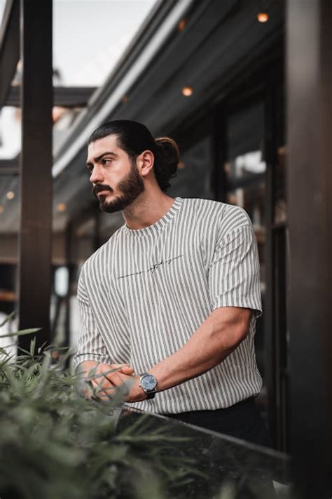 멋진 남자 집 밖의 건축 남성 남성 명사 남성 모델 남자 남자 롤빵 낮 도시 패션 도시의 보케 손목 액세서리 손목시계 수염 스타일리시한