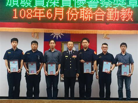 仁武分局波麗士 分局長利用6月份聯合勤教之際頒發頒發資深資優警察獎章 一、服務年資滿10年以上5人：