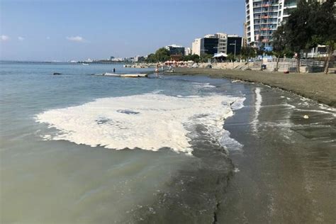На главном лимассольском пляже сильное загрязнение моря Новости Кипра