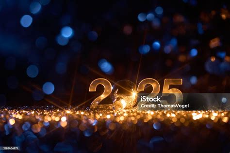 황금 2025 새해 장식 우아한 정물 장면에서 반짝이와 초점이 흐린 축제 조명 0명에 대한 스톡 사진 및 기타 이미지 0명