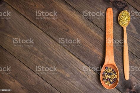 어두운 배경에 나무 숟가락에 많은 다른의 약 나물 동종 요법 0명에 대한 스톡 사진 및 기타 이미지 0명 개념과 주제