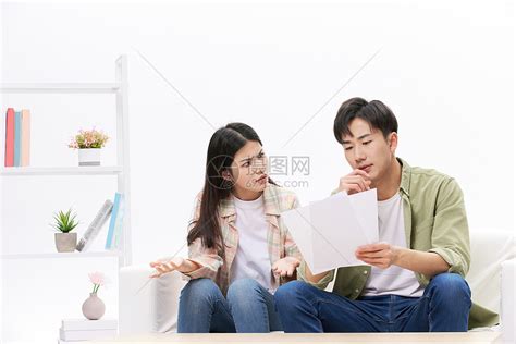 理财失败从而负债的年轻情侣高清图片下载 正版图片501740041 摄图网