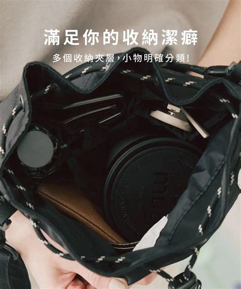 Plain Me 防潑水水桶包 黑色 男女適用尼龍包斜背包單肩包手拿包 他的時尚 包包與錢包 腰包、手拿包在旋轉拍賣