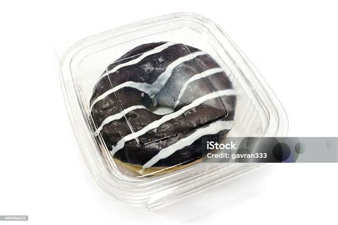 도넛 In 초콜릿 글레이즈 플라스틱 이메일함 흰색 바탕에 그림자와 단일 객체에 대한 스톡 사진 및 기타 이미지 단일 객체