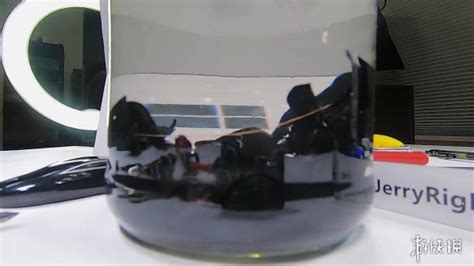 虐机达人暴力拆解特斯拉钥匙卡 都成这样了还能用！搜狐汽车搜狐网