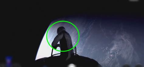 세계 최초로 민간인 우주유영에 성공한 억만장자 지구 바라보며 한 말에 모든 일이 하찮게 느껴져 오히려 맘이 편안해진다