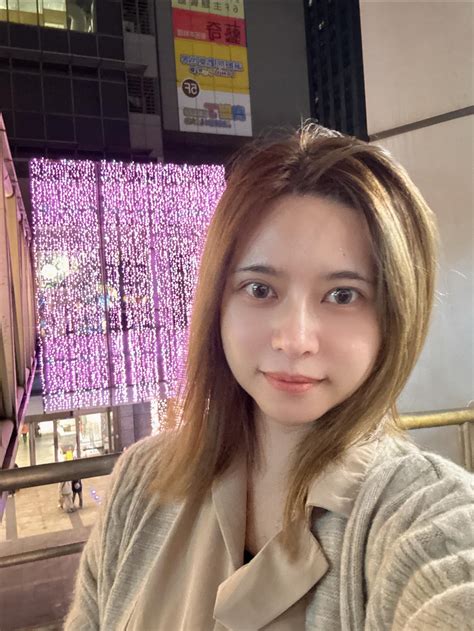 昨天睡弟弟家 一大早出門沒化妝品 隨手擦了隔離防曬就出門 原本想聚餐吃個麻辣鍋而已 沒想到被抓來耶誕城市集 還去了饒河夜市逛了一大圈 頂著素顏